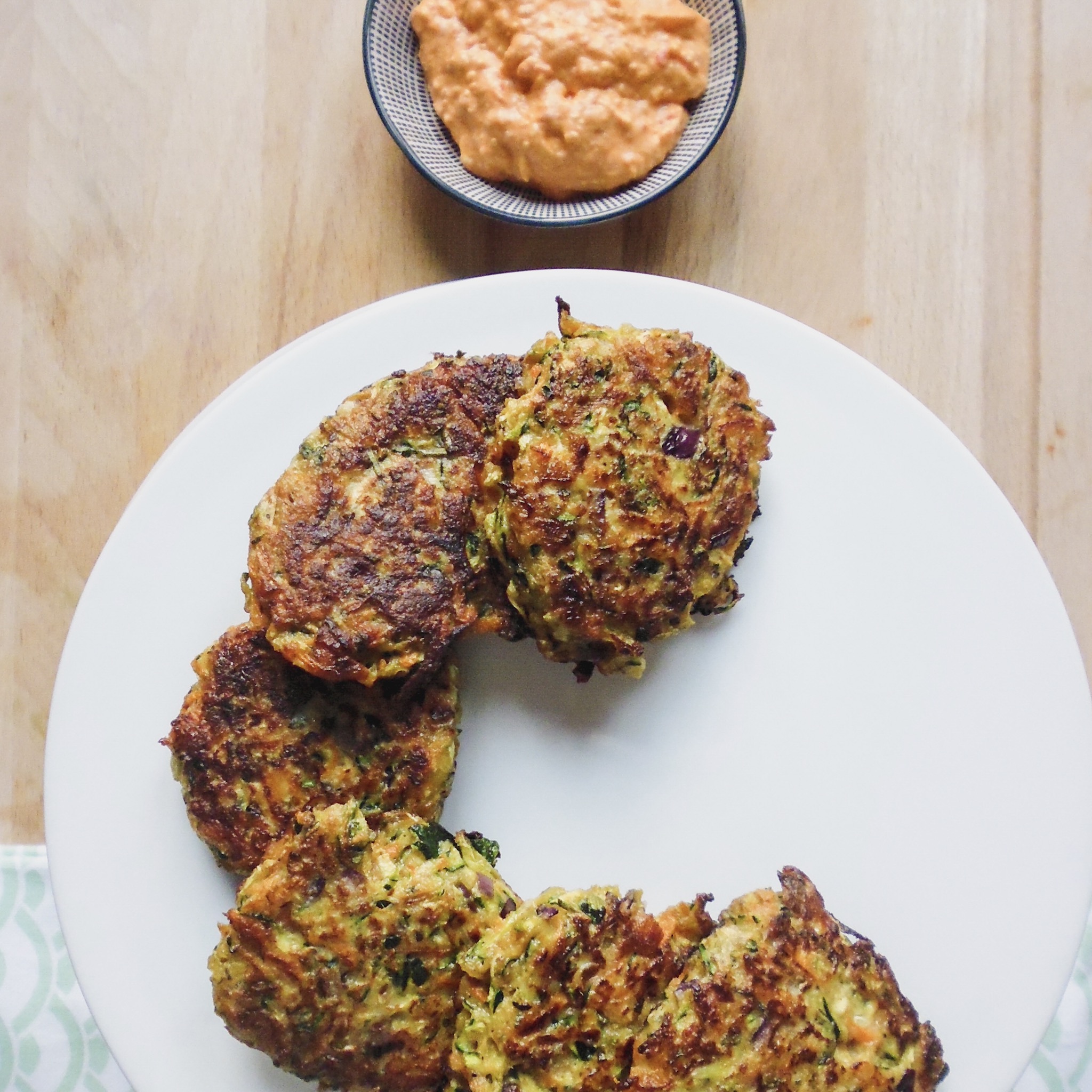Zucchini-Karotten-Puffer | vegi. snack. beilage. | geniesserle